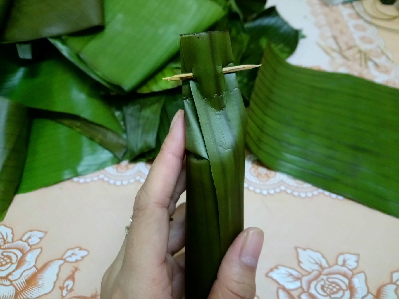 Cara Buat Nasi Himpit Daun Pisang. Bungkus Macam Ni Barulah Wangi!
