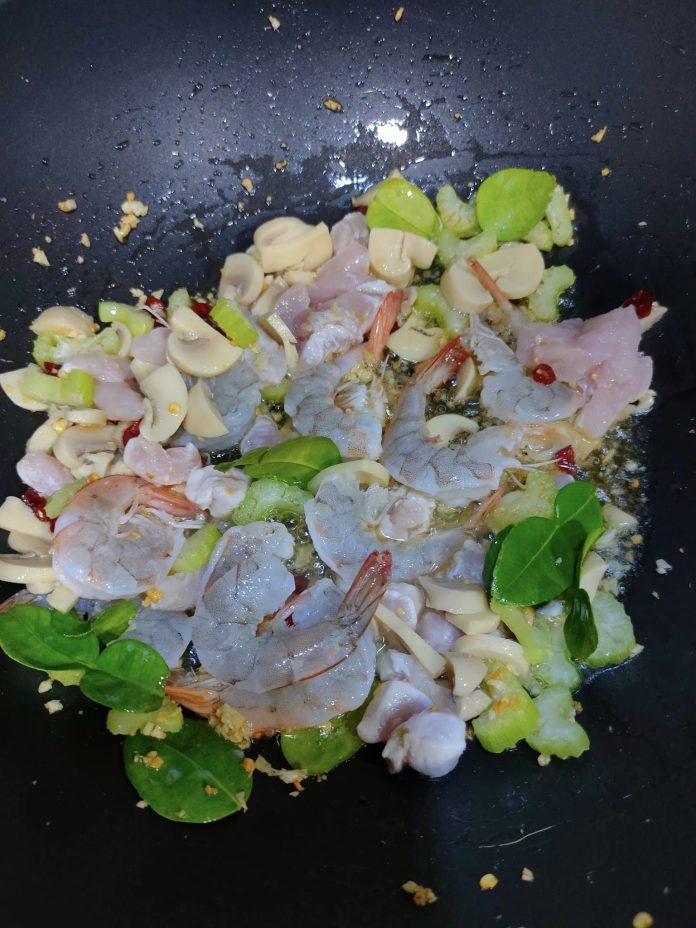 Cara-Cara Buat Sizzling Yee Mee Tanpa Guna Hot Plate. Pakai Kuali Je ...