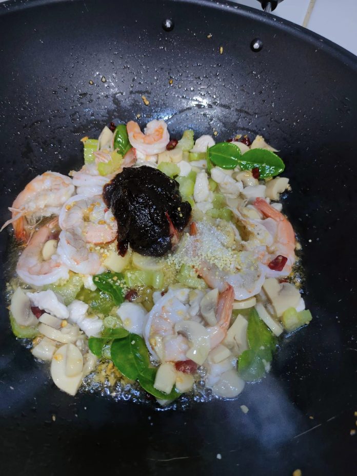 Cara-Cara Buat Sizzling Yee Mee Tanpa Guna Hot Plate. Pakai Kuali Je ...