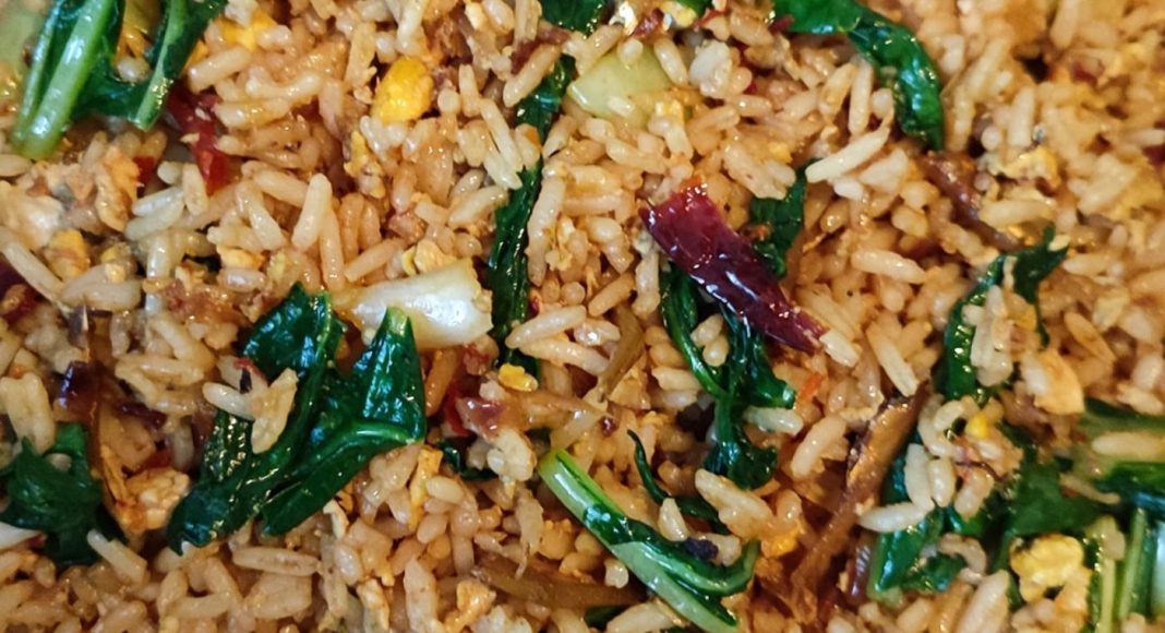 Masak Nasi Goreng Cabai Tumbuk, Tetap Lejen Guna Lesung