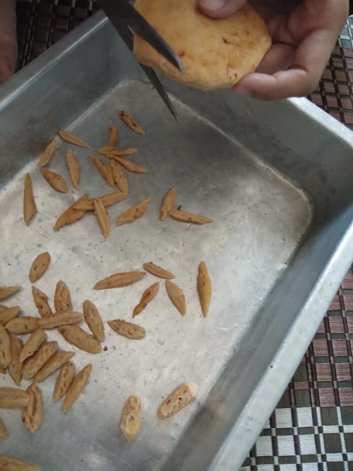 Resipi Kuih Gunting Mudah & Dijamin Menjadi. Sedap Buat Macam Ni!