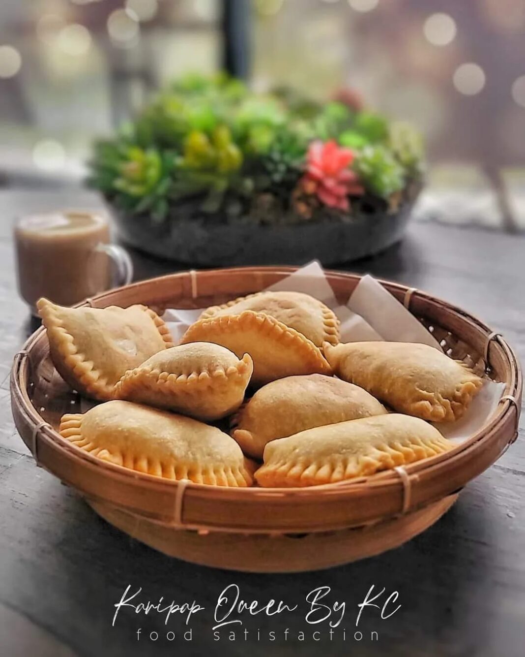 Resipi Karipap Kentang Yang Kulitnya Kekal Rangup Sampai Ke Petang. Sedap!