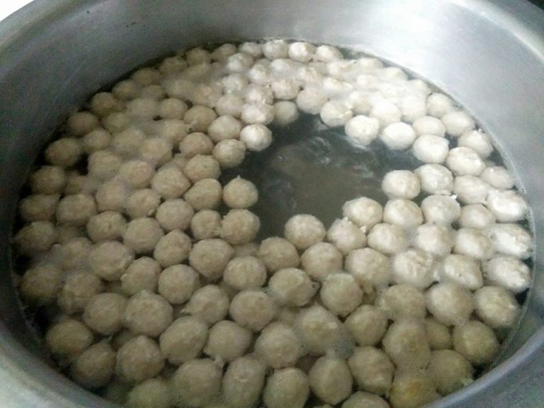 Cara Buat Bebola Ayam Homemade Yang Sedap & Mudah