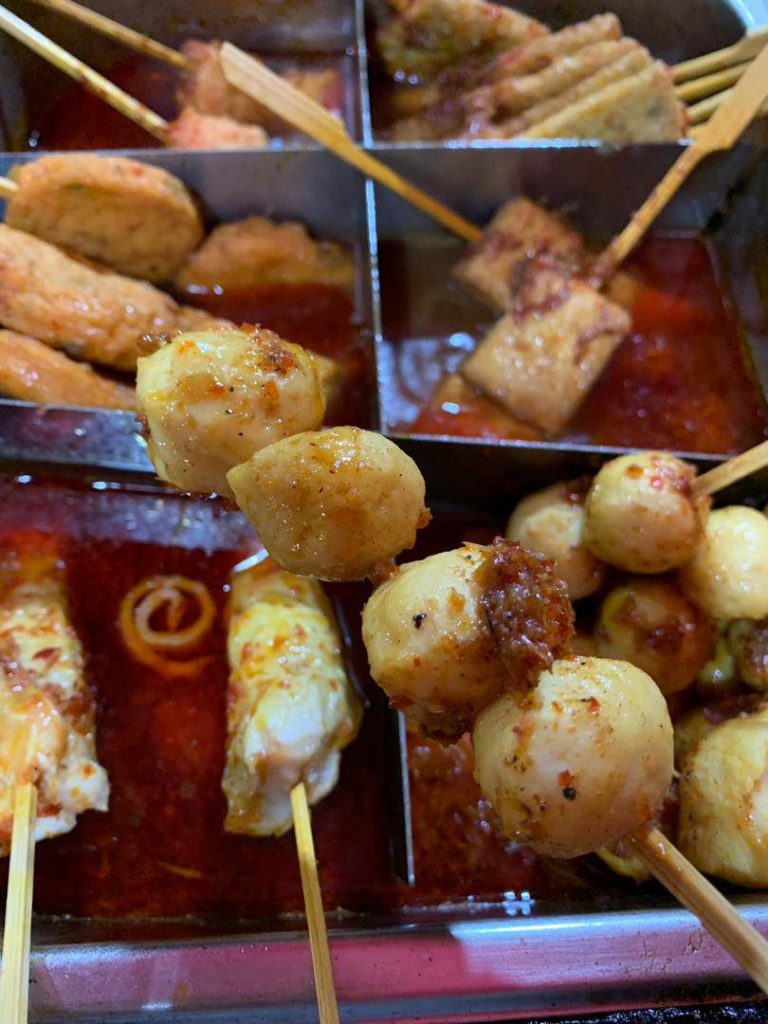 Odeng Topoi, Oden Viral Dengan Kuah Gabungan Asam Pedas & Tomyam